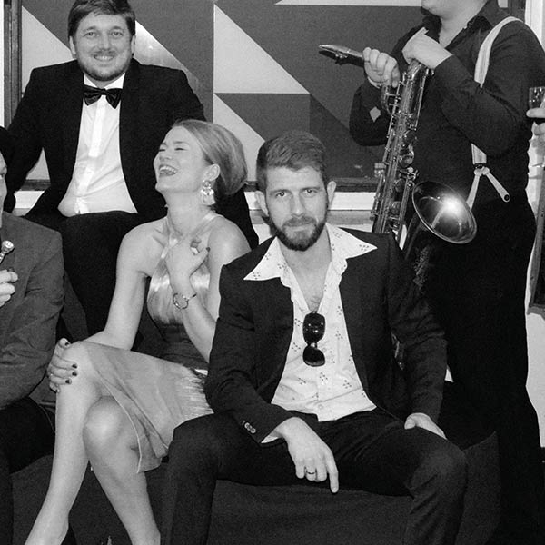 Airplay - Alt det bedste live. Hør Airplay band her